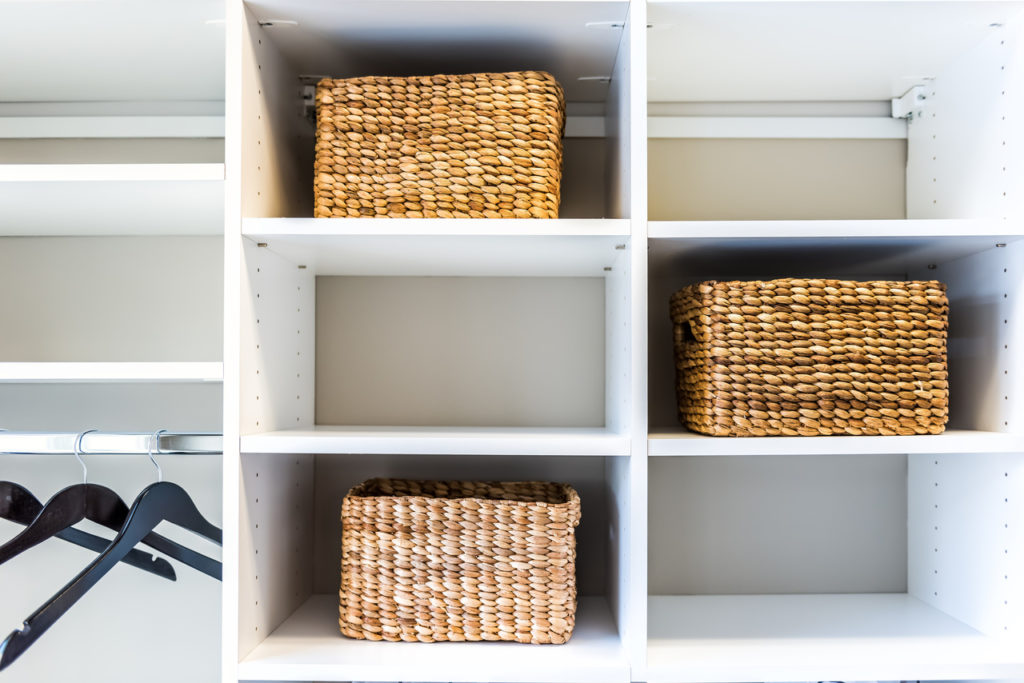 Five steps on how to organize a walk-in closet - Activa