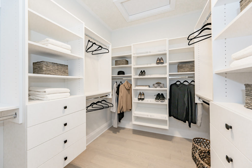 Five steps on how to organize a walk-in closet - Activa
